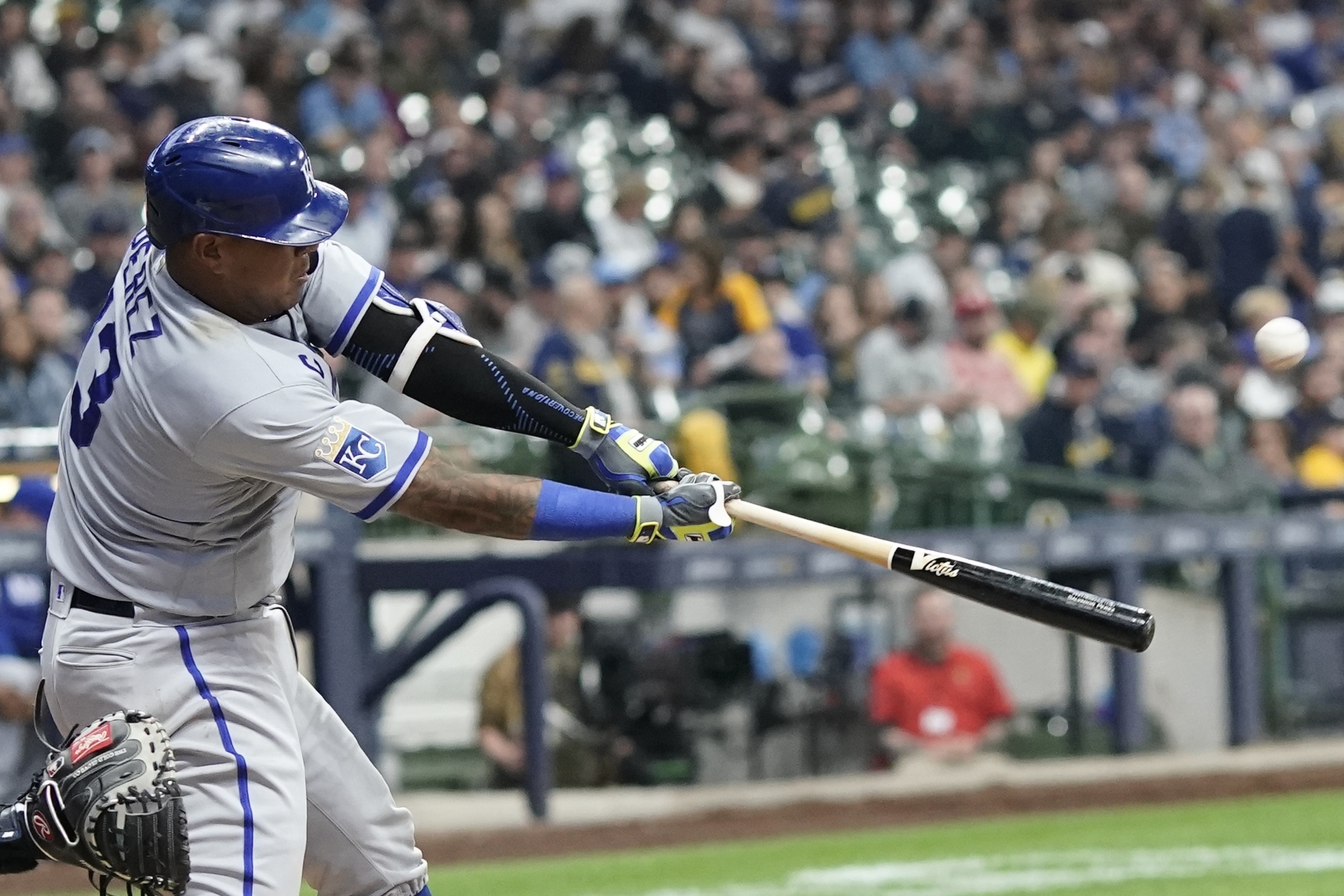 Joey Wiemer’s sacrifice fly in 9th lifts Brewers past Royals 4-3 | News ...